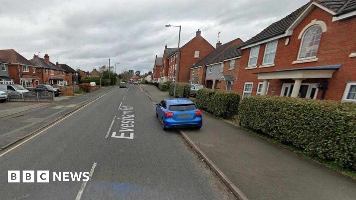 Teen arrested over suspected knife attack in Redditch - BBC News