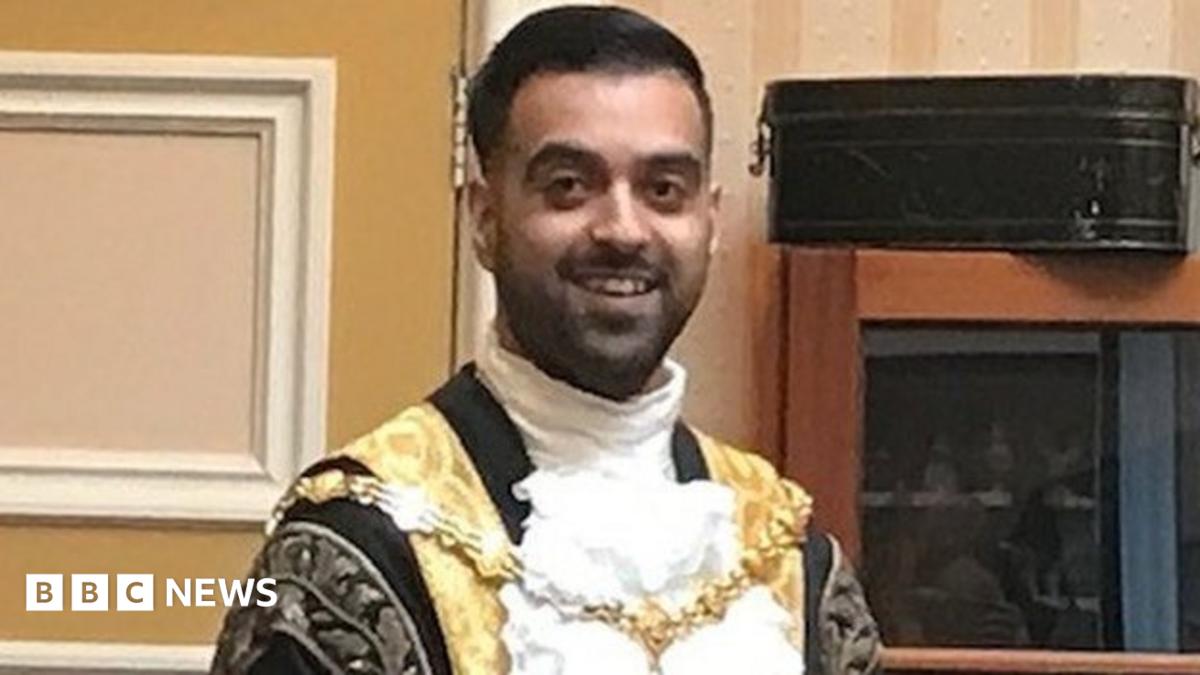 Stoke-on-Trent's youngest lord mayor takes office - BBC News