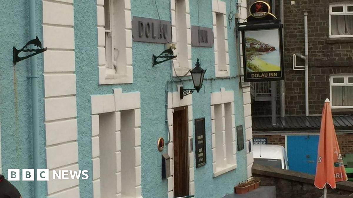 'Dylan Thomas pub' in New Quay to become accommodation - BBC News