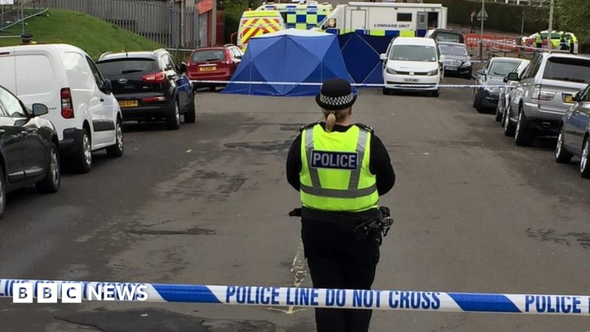 Murder probe launched after man dies in Dundee street - BBC News