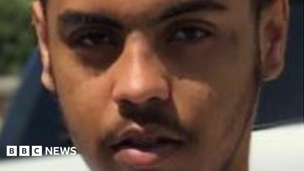 Alex Smith: Drill rappers sentenced to life over street stabbing - BBC News