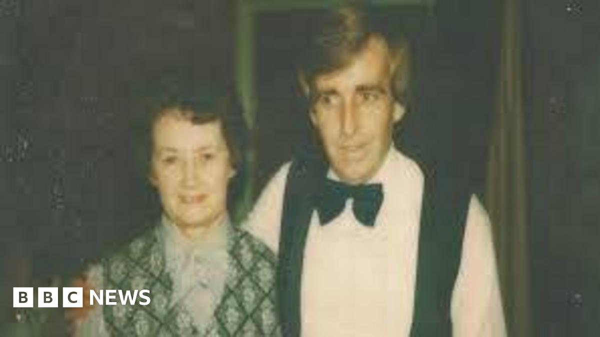 Agnes Davies: The Welsh woman who snookered men for 64 years - BBC News