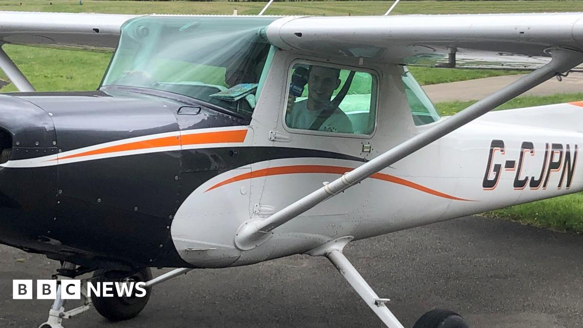 How easy is it to land a plane with no flying experience? - BBC News