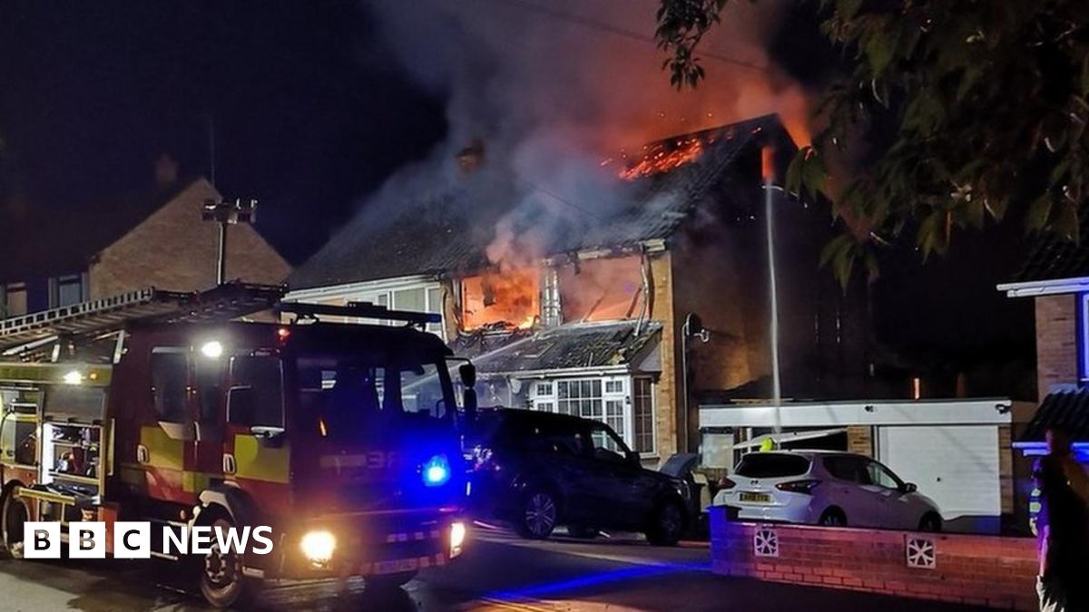 Ipswich fire-hit family 'overwhelmed' by support - BBC News