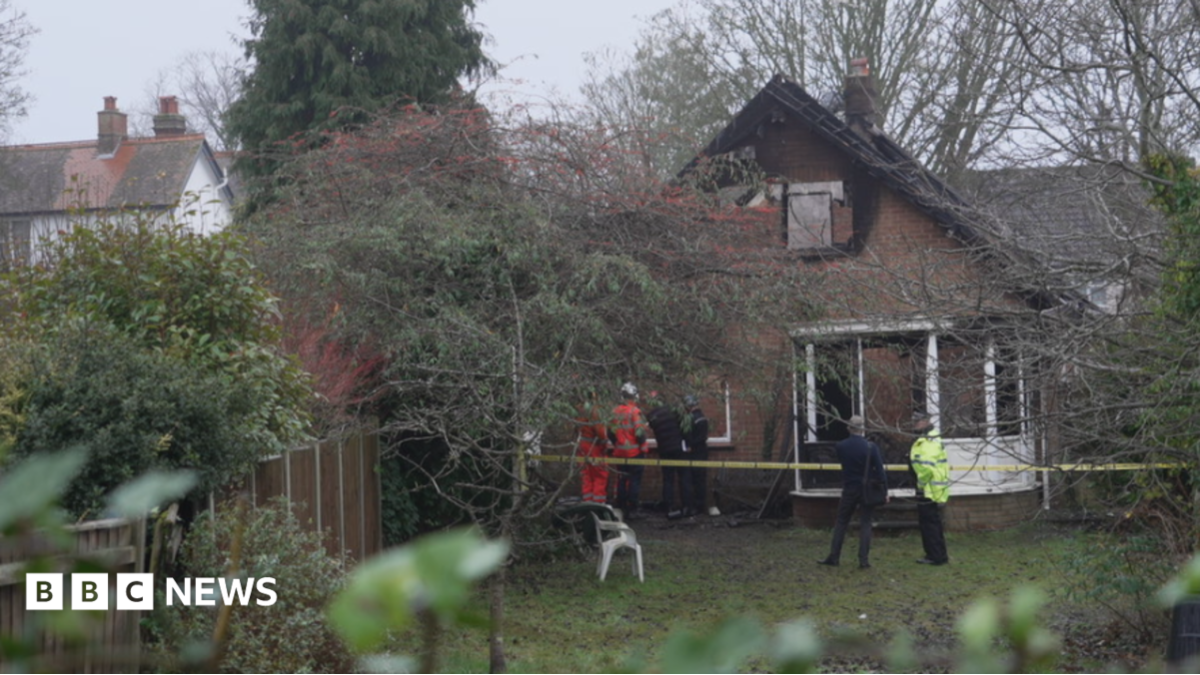 Norwich house fire: Woman found dead at property - BBC News