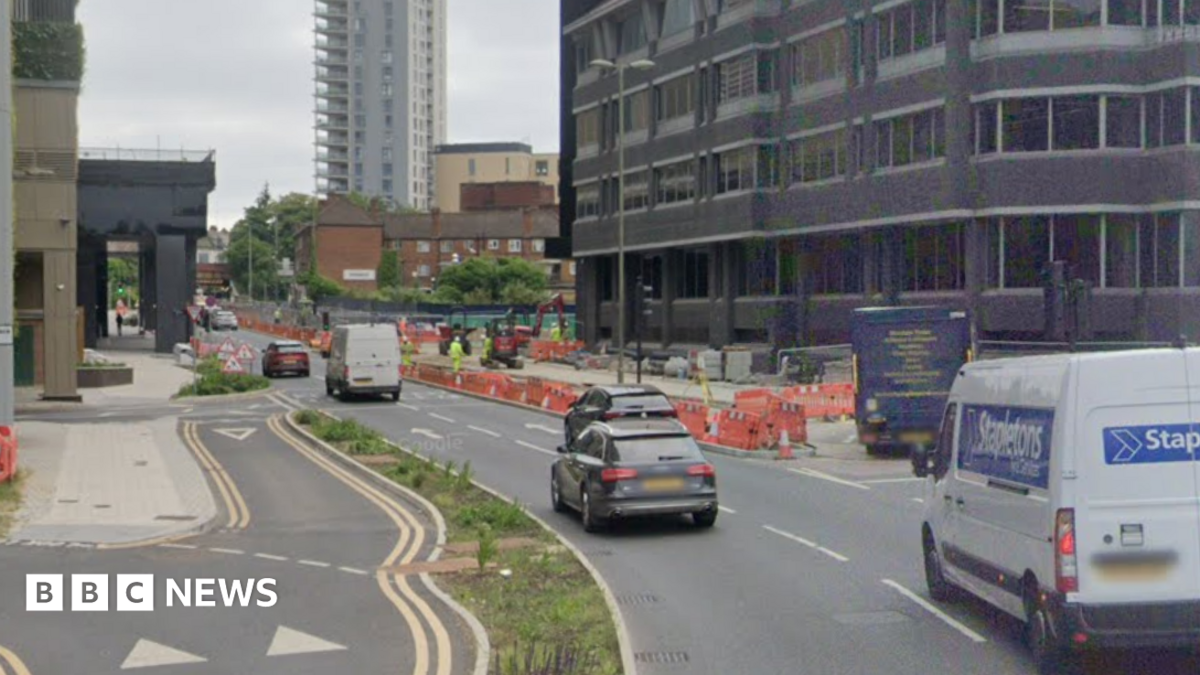 Surrey: Six-week lane closure is due to scaffold dismantling - BBC News