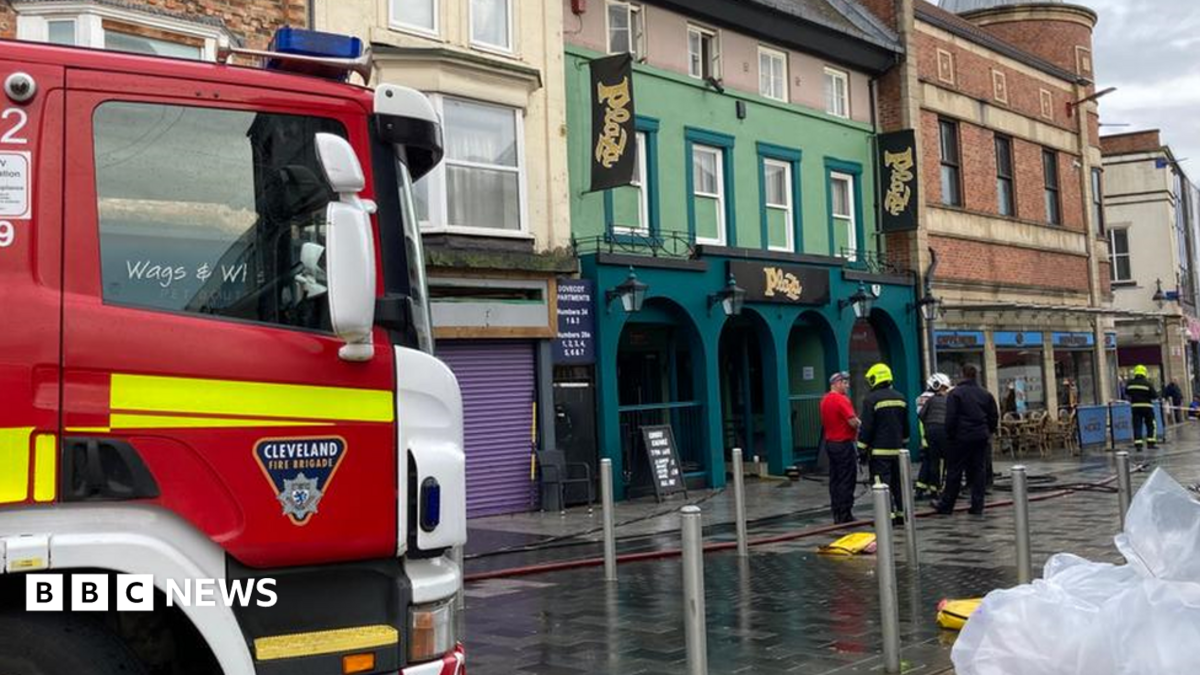 Stockton pub fire: Town centre cordoned off after blaze - BBC News