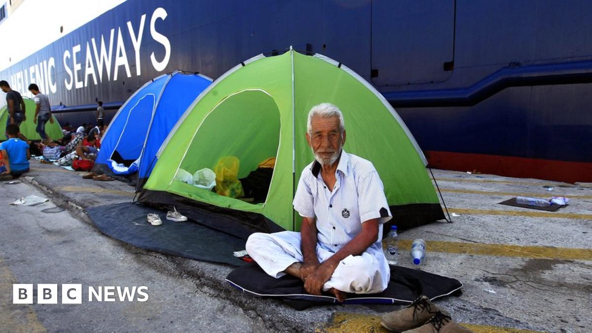 Europe migrant crisis: Surge in numbers at EU borders - BBC News