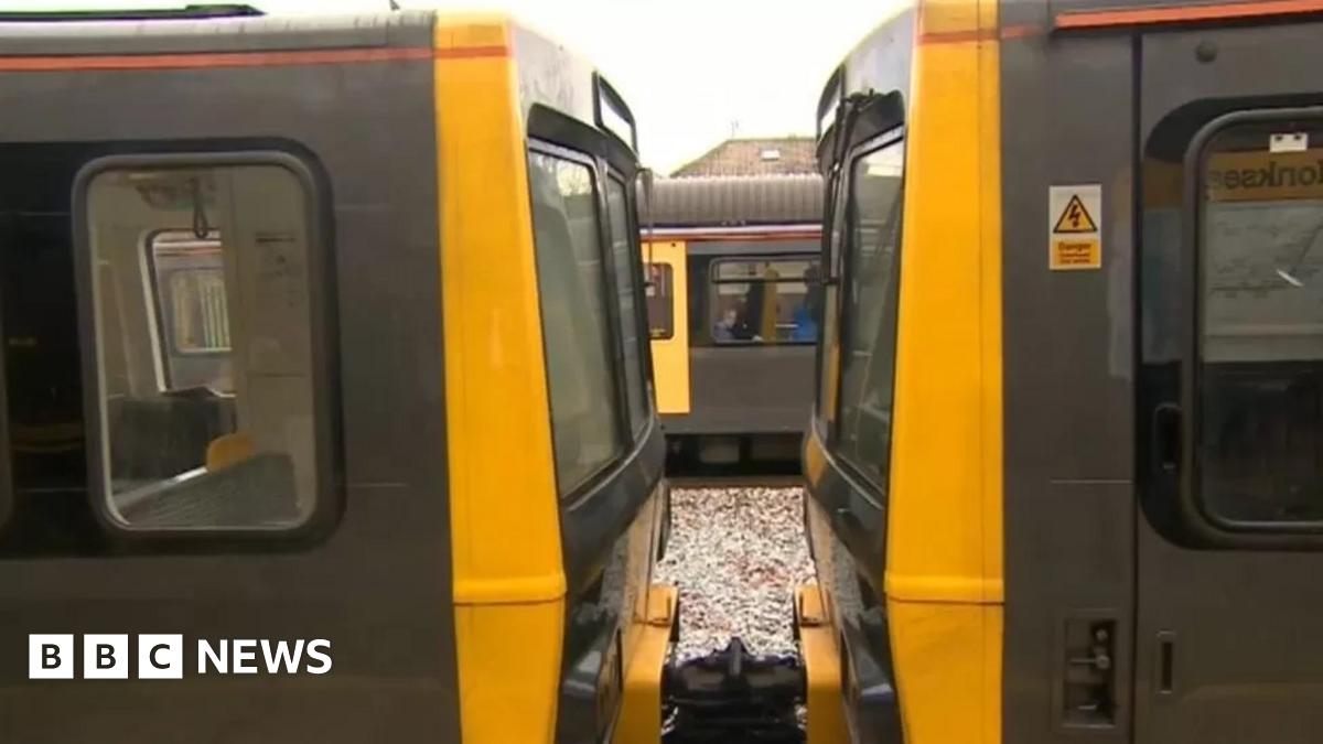 Metro faces week-long strike amid engineers' pay row - BBC News