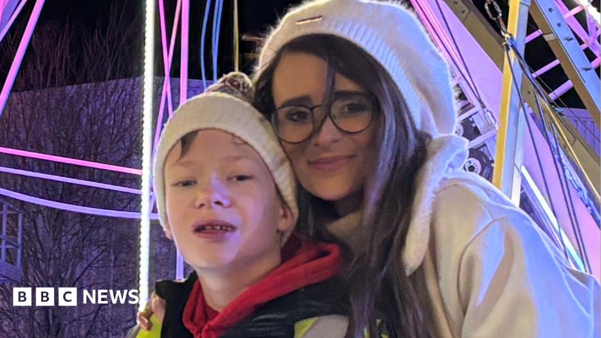 Logan switches on Stevenage Christmas lights after snub - BBC News