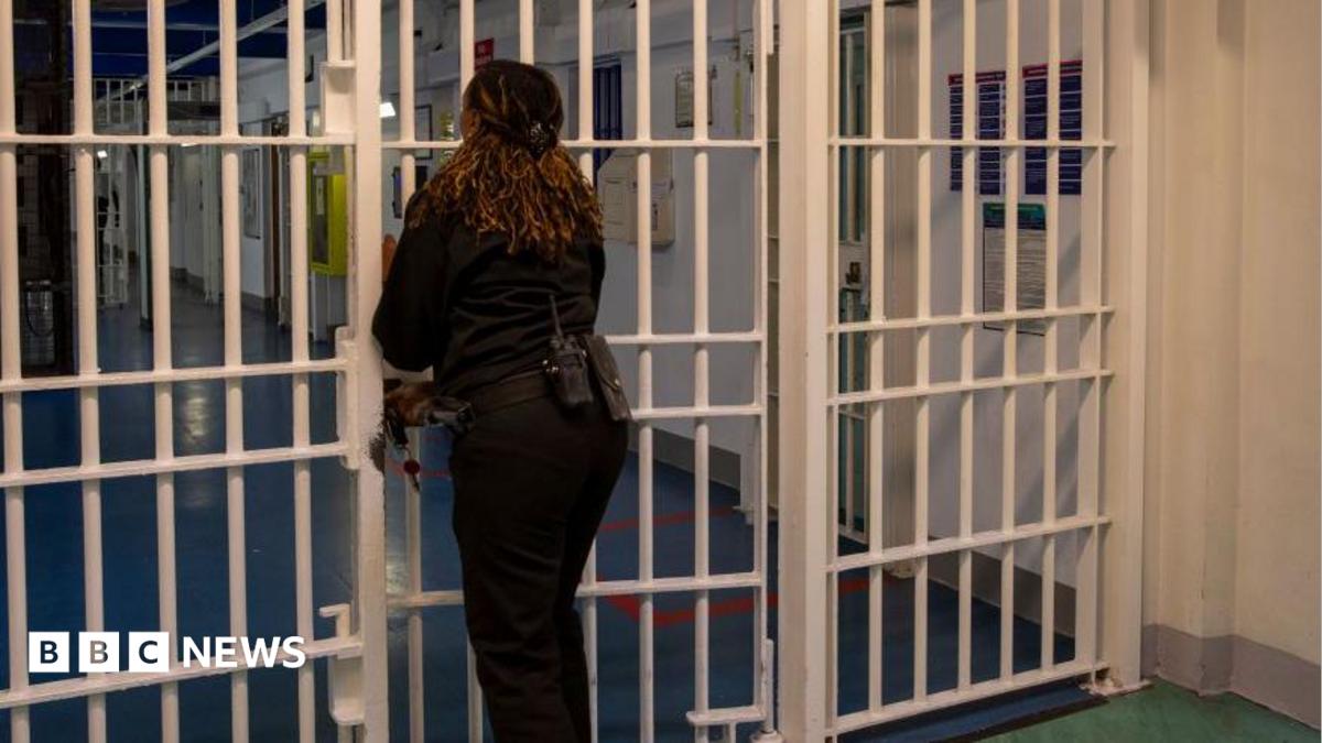 Bold spending needed to halt prison crisis, union says - BBC News
