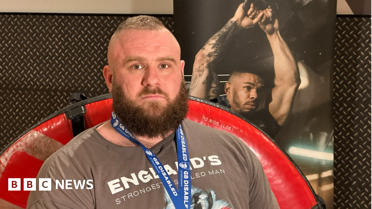 Poole strongman entrant third despite dislocating shoulders - BBC News