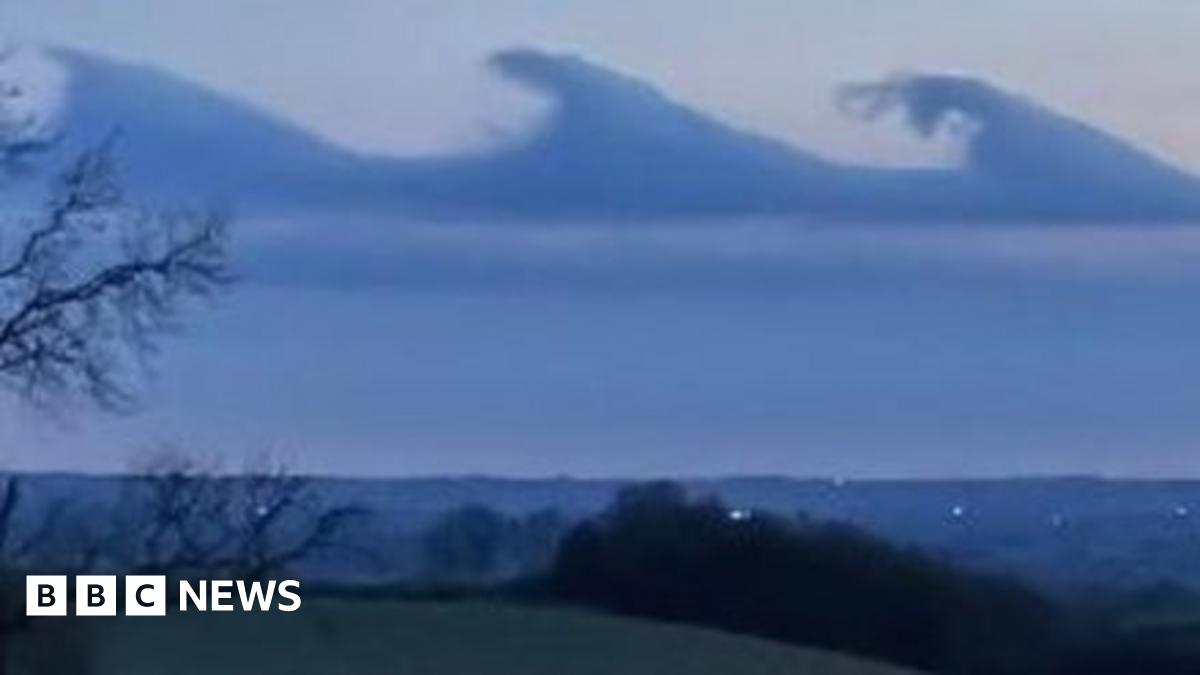 Rare wave clouds captured in North Yorkshire sky - BBC News