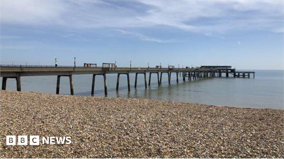 Deal Pier: £140,000 repair works start on seaside attraction - BBC News