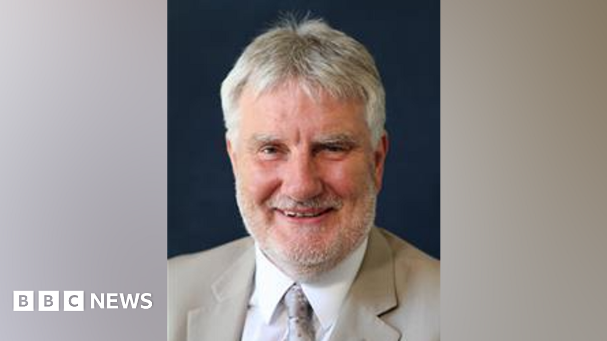 North Devon Council elects leader to replace newly elected MP - BBC News