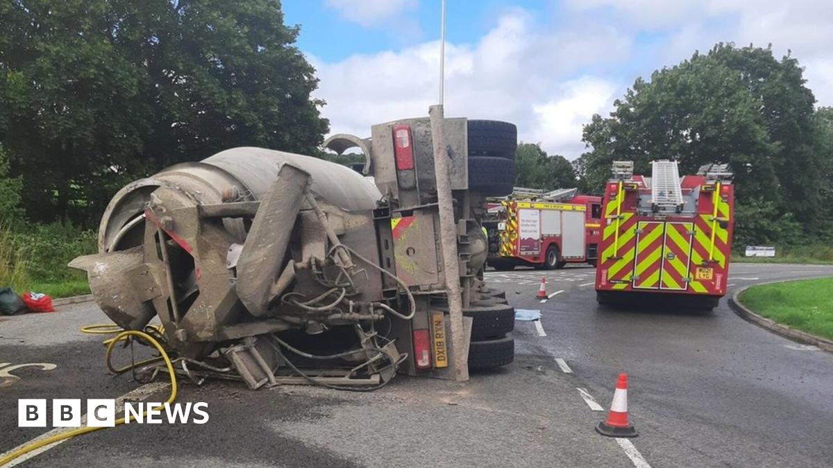 A370 traffic: Bristol road blocked after lorry overturns - BBC News