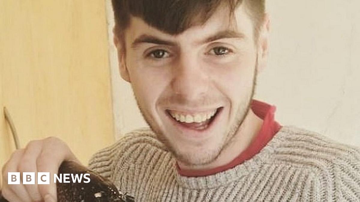 Garon Jewell cleared of Lymington stabbing death charges - BBC News