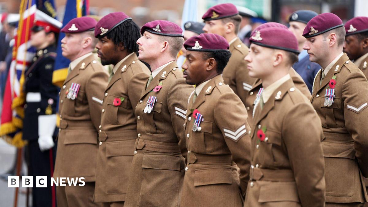 Remembrance Sunday: South East pays respects to the fallen - BBC News