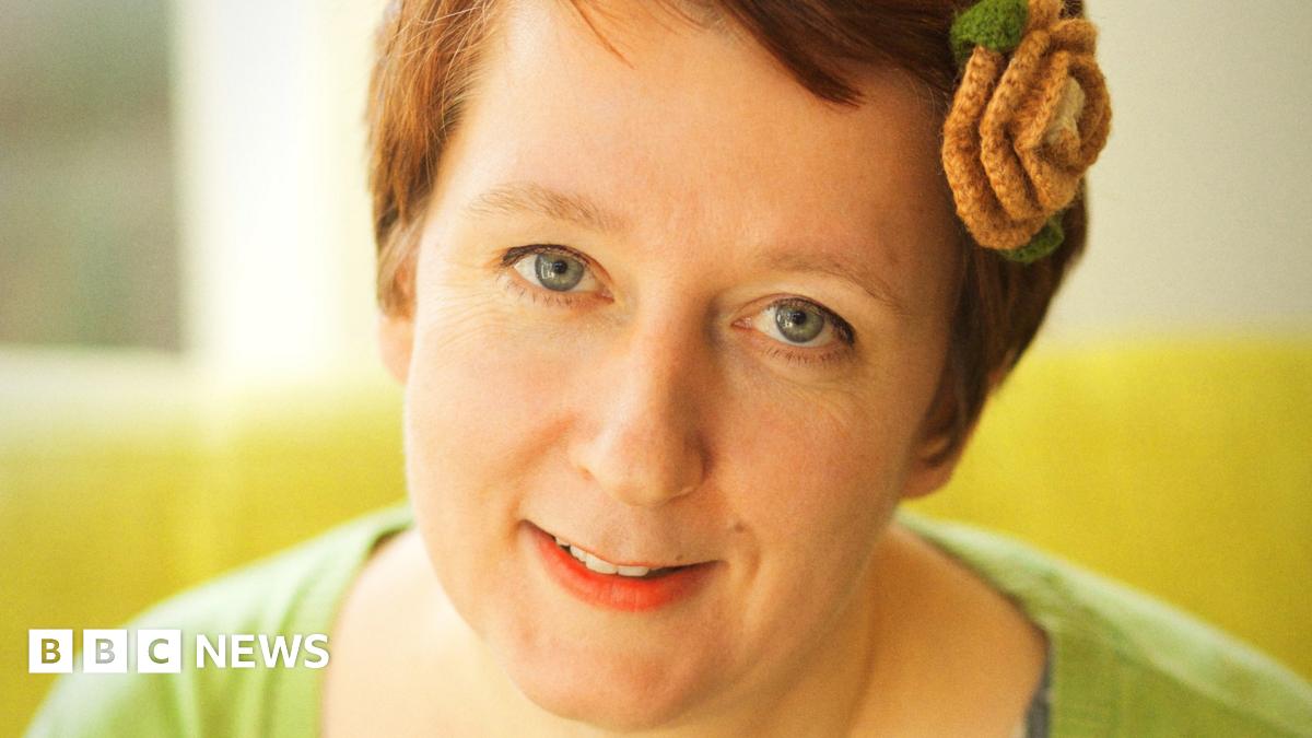 Claire Fuller wins debut-novel Desmond Elliott Prize - BBC News