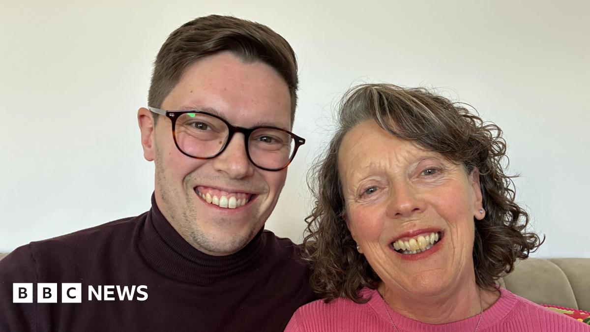 Son 'overwhelmed' by Salisbury mum's kidney donation - BBC News