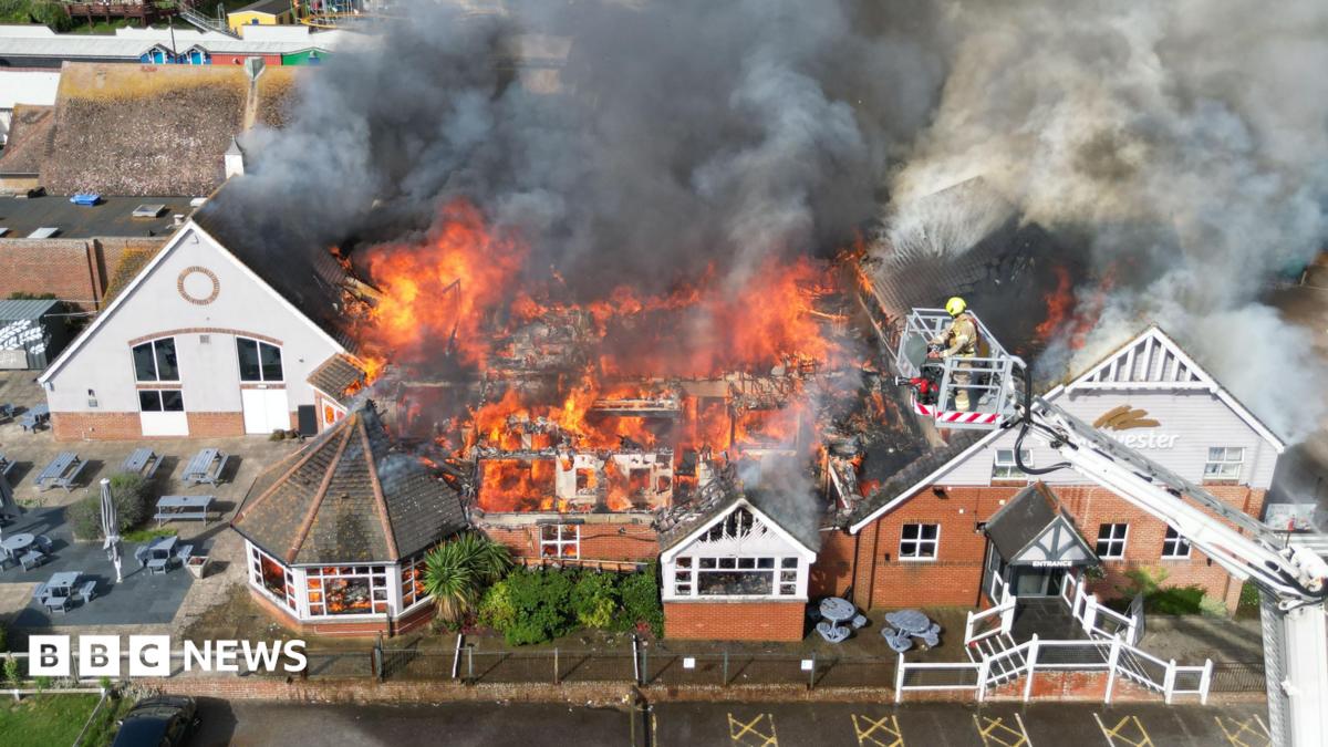 Plans for new Harvester approved after Littlehampton fire - BBC News