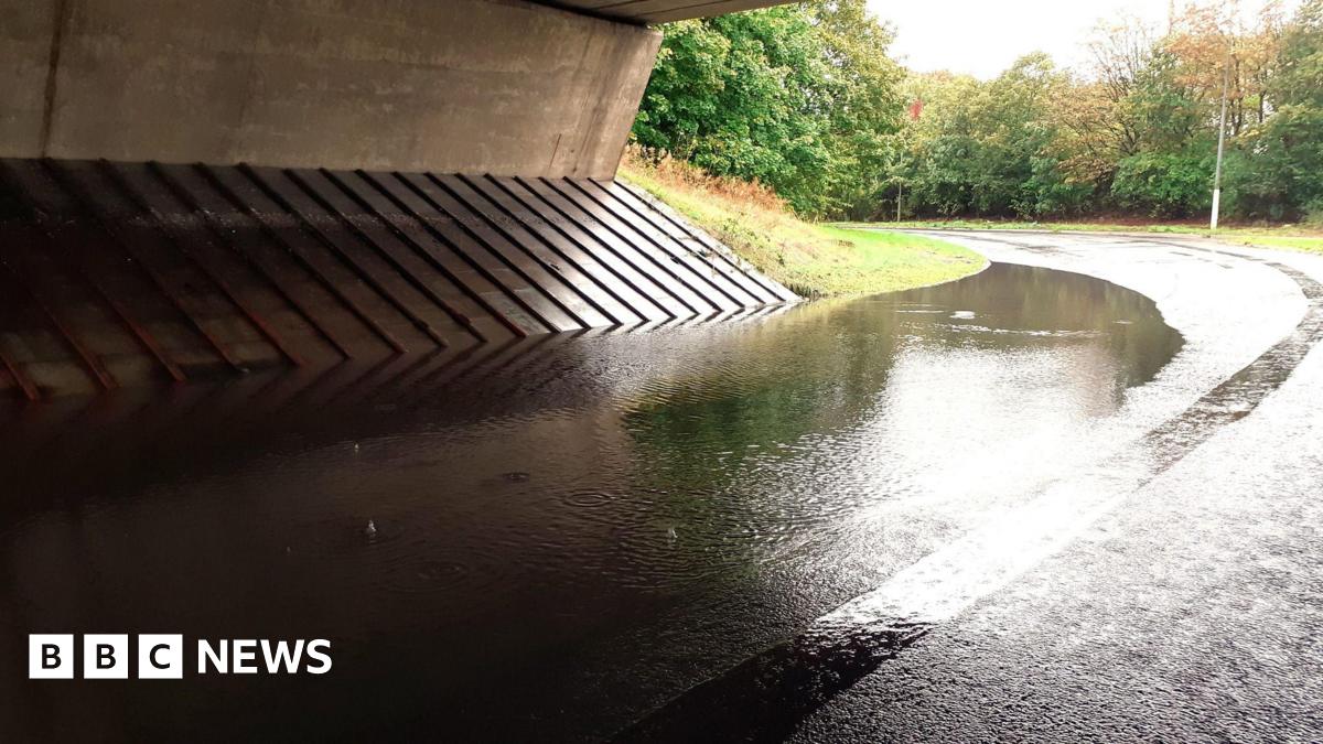 Heavy rain and flooding causes disruption across Cambridgeshire - BBC News