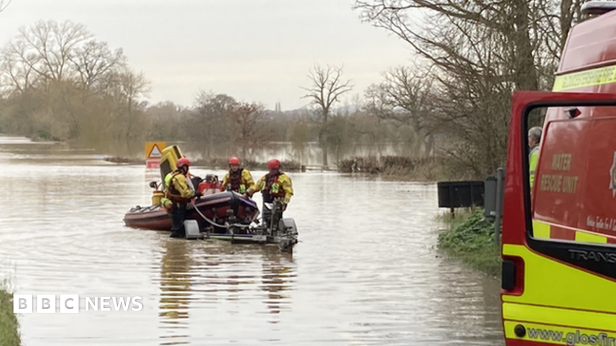 Evacuations in Gloucester as flood-waters threaten homes - BBC News