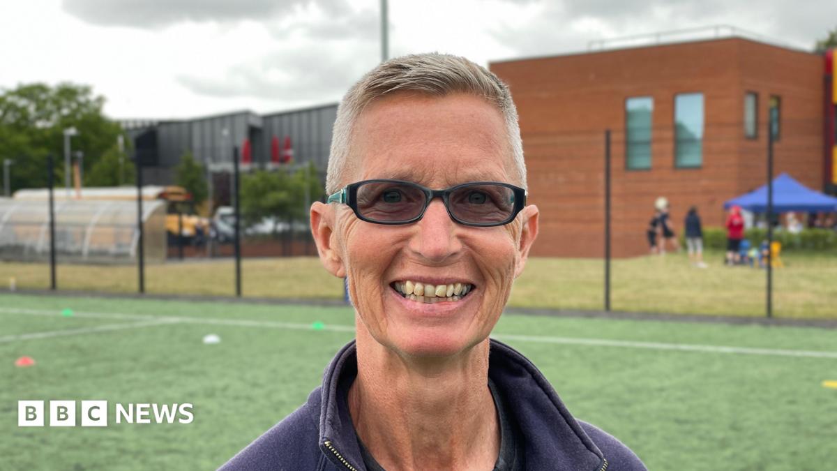 Walking football: Parkinson's patients praise benefits - BBC News