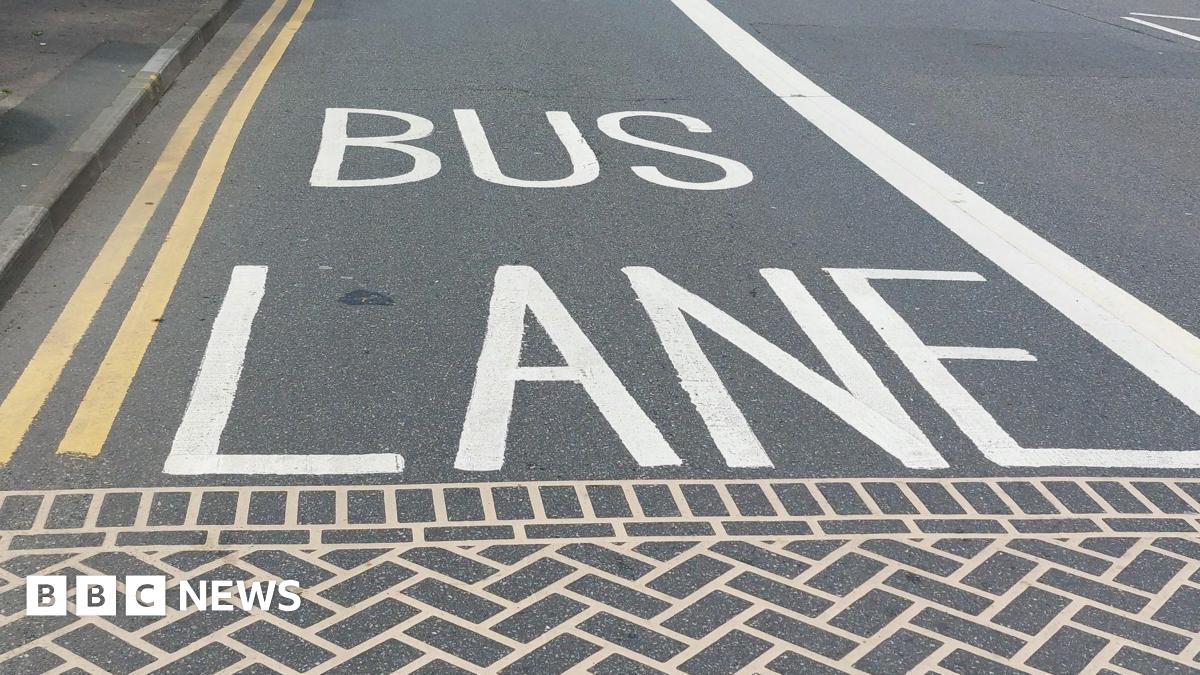 Reading: Second controversial bus lane introduced - BBC News