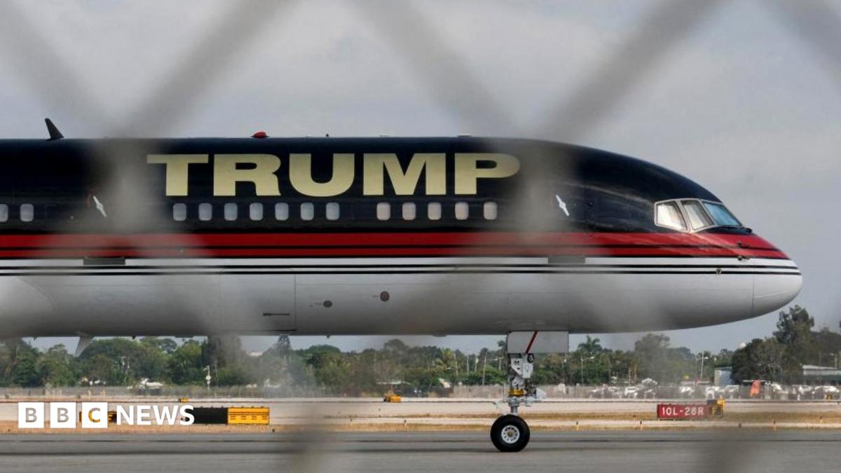 Donald Trump en route to New York ahead of arraignment - BBC News
