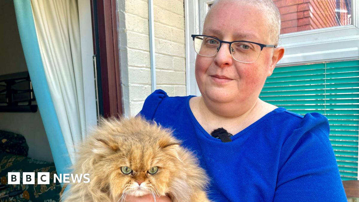 'I was too fat for NHS cancer surgery appointment' - patient - BBC News