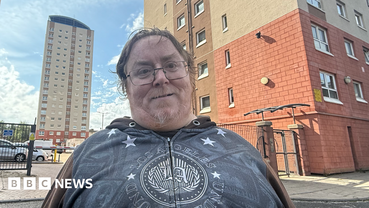 Sunderland tower block tenants fear relocation for demolition - BBC News