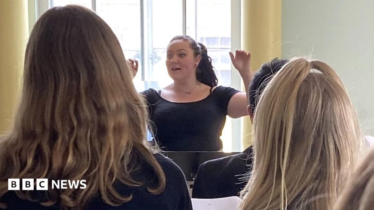 Bath Philharmonia music scheme benefits young people - BBC News