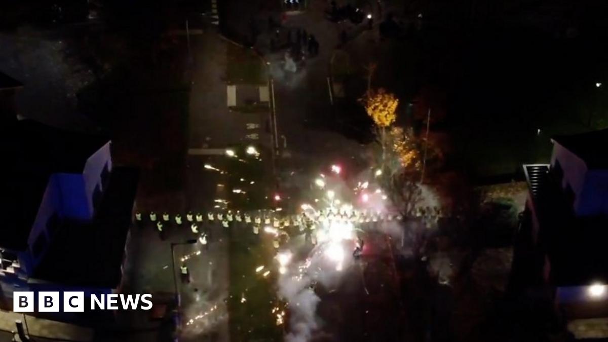 Police petrol-bombed in Edinburgh Bonfire Night disorder - BBC News
