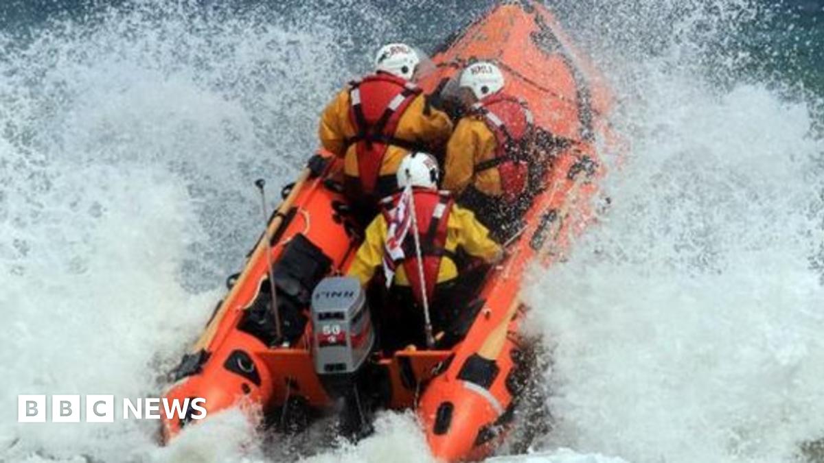 Three rescues for holidaymaker cut off by Cornwall tide - BBC News