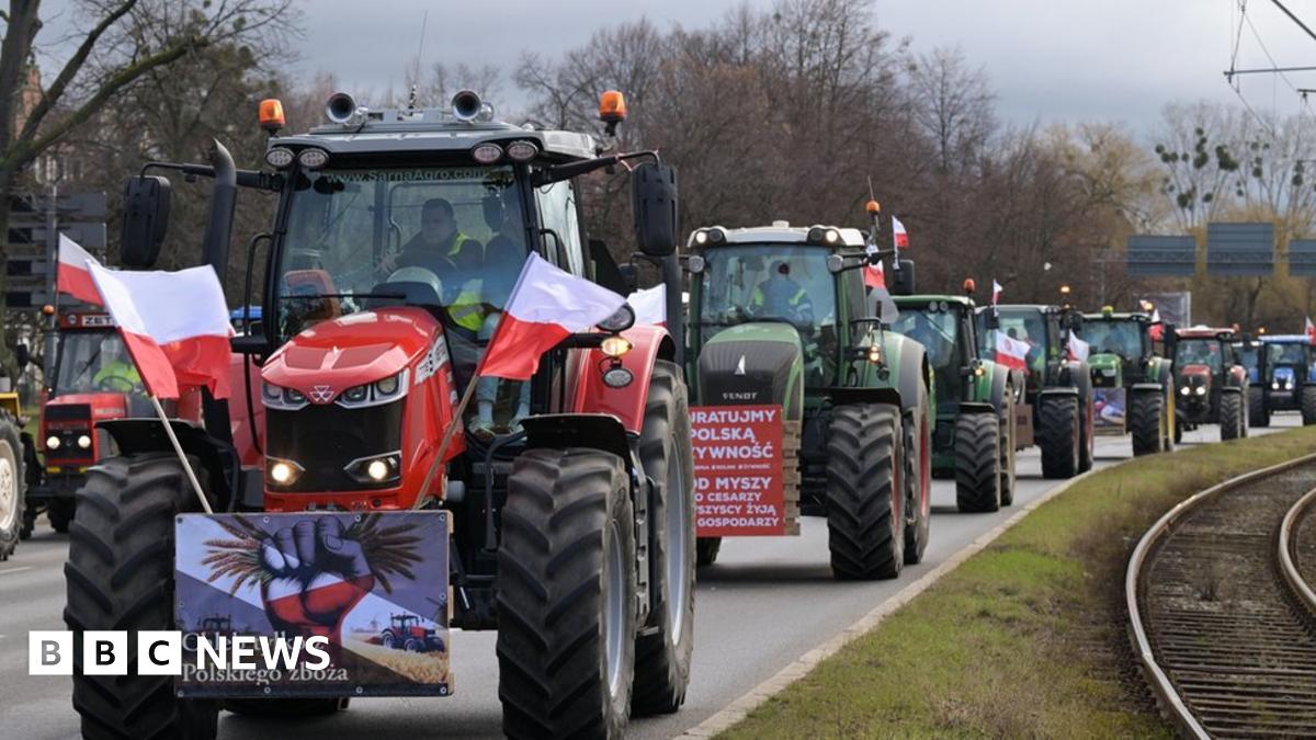 Polish farmers block Ukraine border in grain row - BBC News