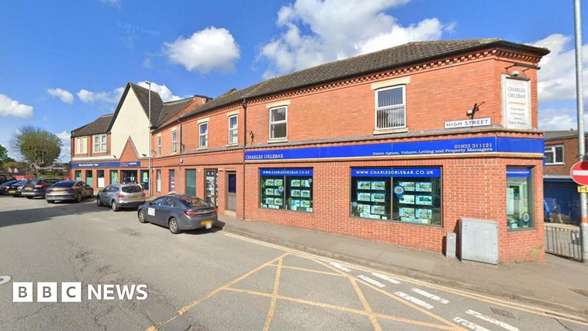 Former Rushden Peter Crisp department store to become flats - BBC News
