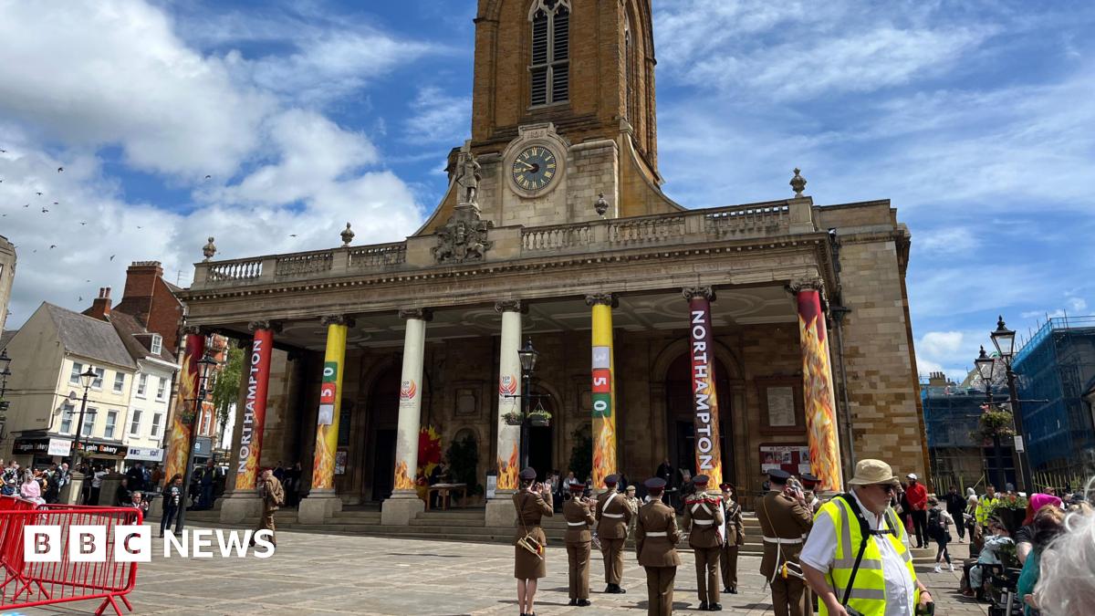 Northampton marks fire anniversary on Oak Apple Day - BBC News