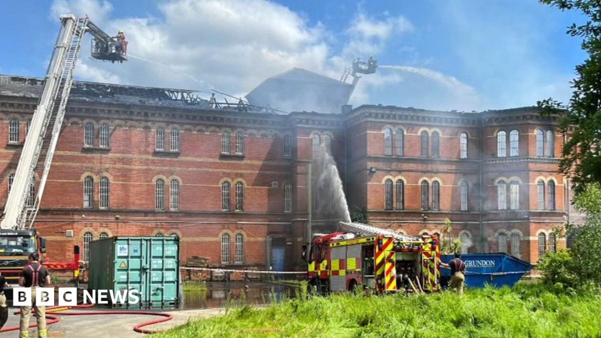 Broadmoor Hospital: Fire extinguished at former psychiatric unit - BBC News