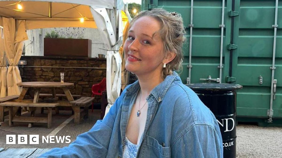 Skipton woman cuts short dream trip after cancer diagnosis - BBC News