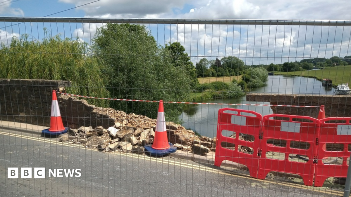 Lechlade Grade II-listed bridge remains shut after crash - BBC News