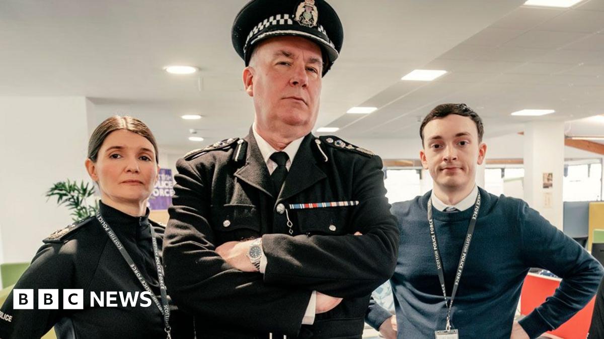 The Chief: Comedy police boss 'always digs himself into a hole' - BBC News