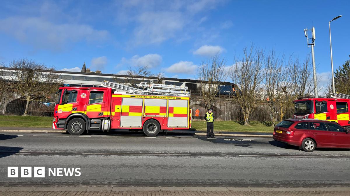 Disruption after Dundee train fire shuts rail line - BBC News