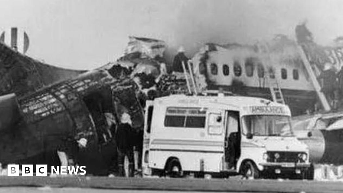 Manchester Air Disaster remembered on 40th anniversary - BBC News