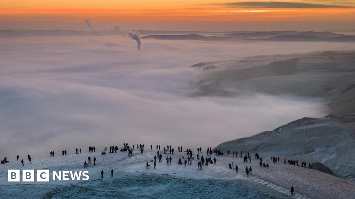 Mam Tor: Apps and social media draw crowds to cloud inversion - BBC News