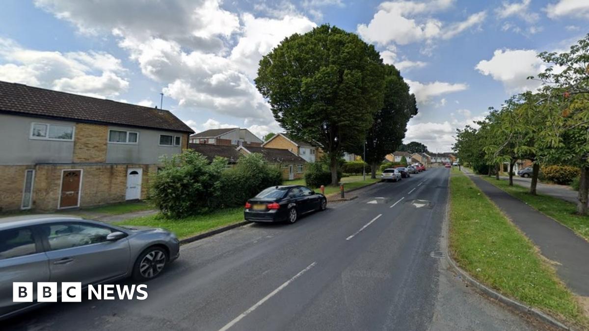 Teenage motorcyclist killed in lamppost crash in York - BBC News