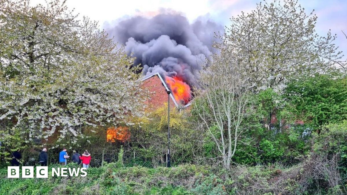 Ten fire engines at large Coventry factory blaze - BBC News