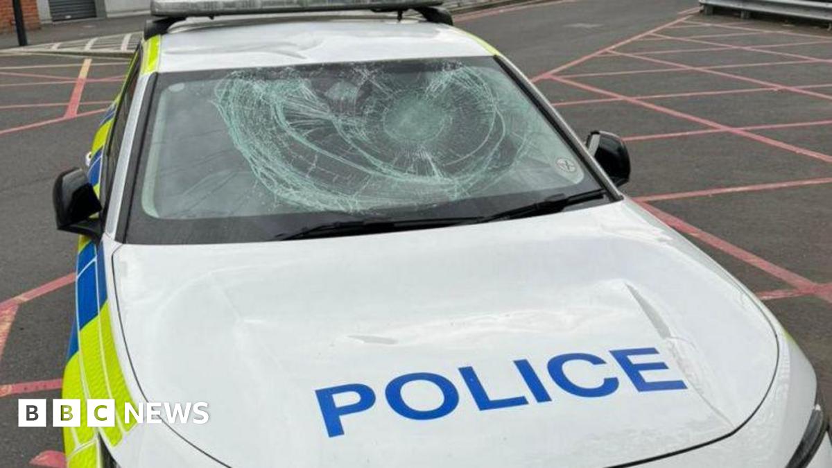 Kent man jumped on police car at Medway Hospital - BBC News