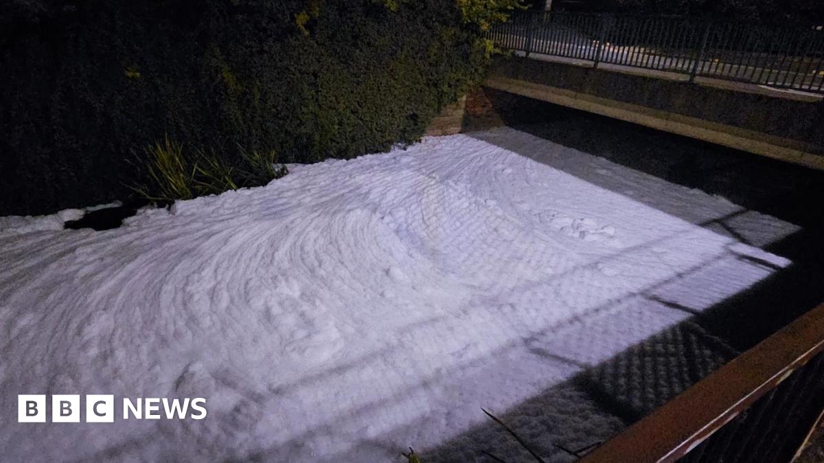 'Snow-like' foam on Darlington's River Skerne investigated - BBC News