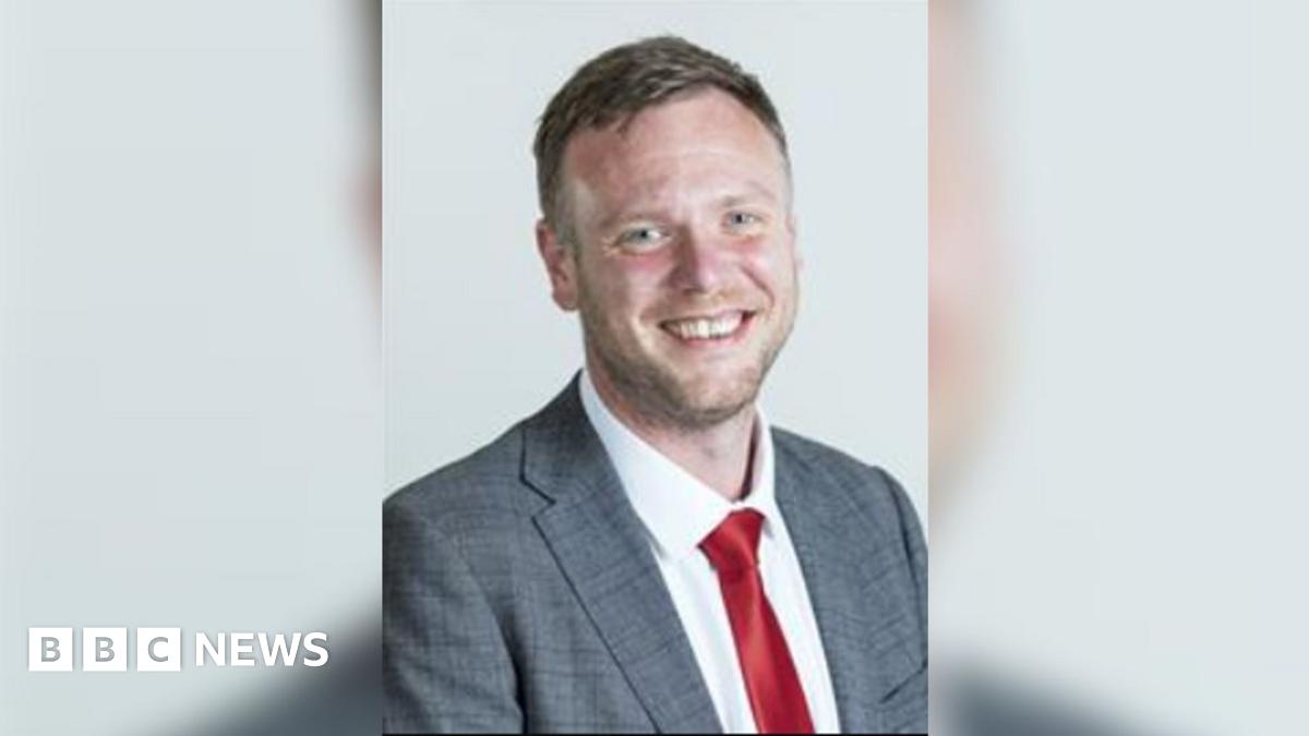 Reading Borough Council leader 'delighted' by HIV test expansion - BBC News
